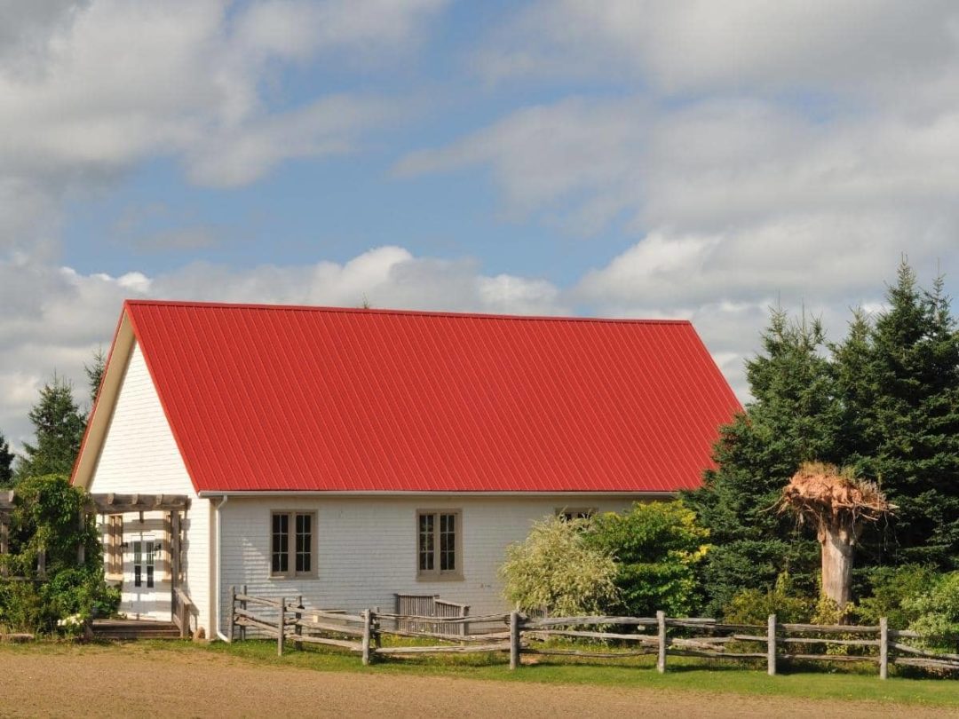 What Color House Goes with a Red Roof? (Quick Answers) - HomeApricot